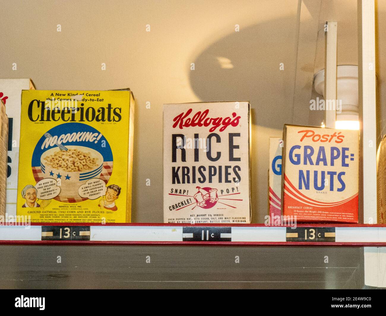 Cereal boxes store hi-res stock photography and images - Alamy