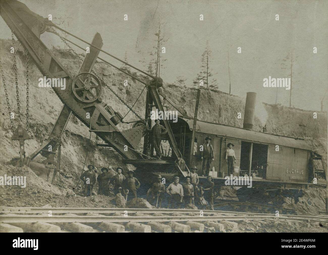 Mesabi Range, steam shovel and crew, Minnesota, ca. 1910 Stock Photo ...
