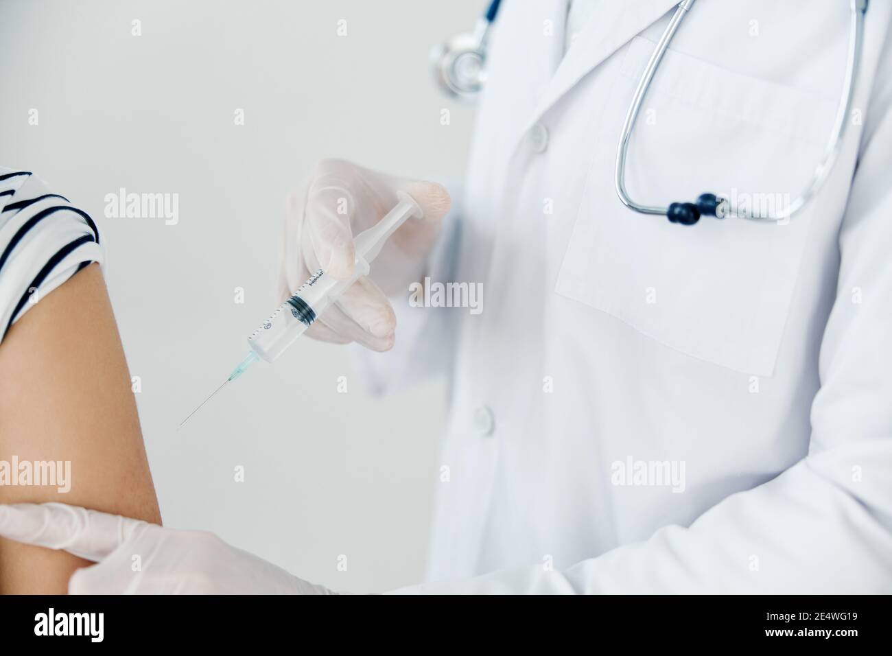 Doctor giving a shot hi-res stock photography and images - Alamy