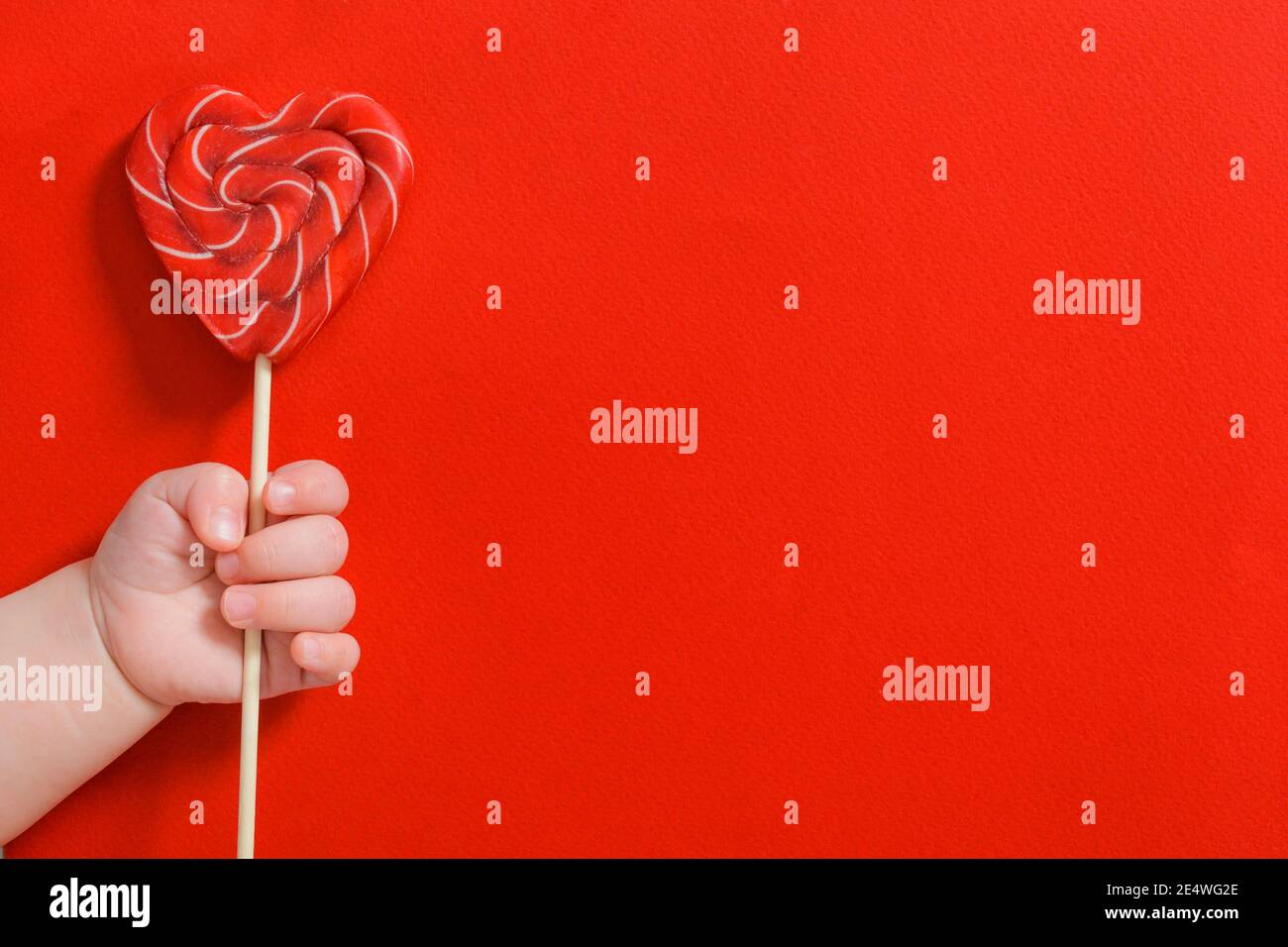 Newborn on hand hi-res stock photography and images - Alamy