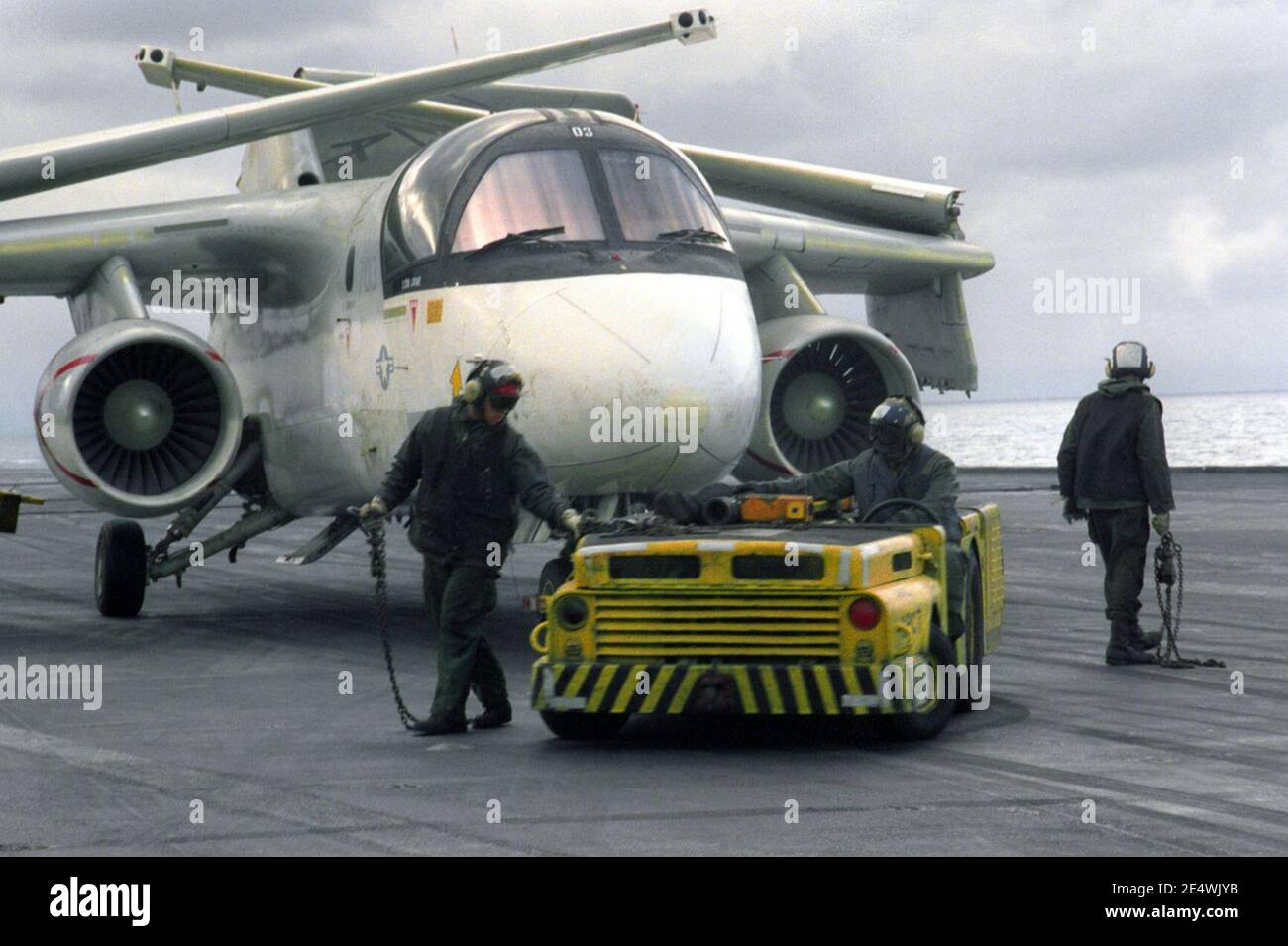 MD-3A tractor tows VS-28 S-3A on USS Forrestal (CV-59) 1988 Stock Photo ...