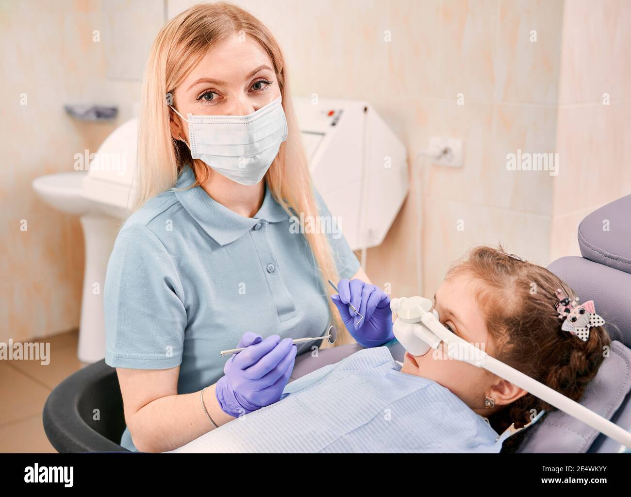 Child anesthetic mask hi-res stock photography and images - Alamy