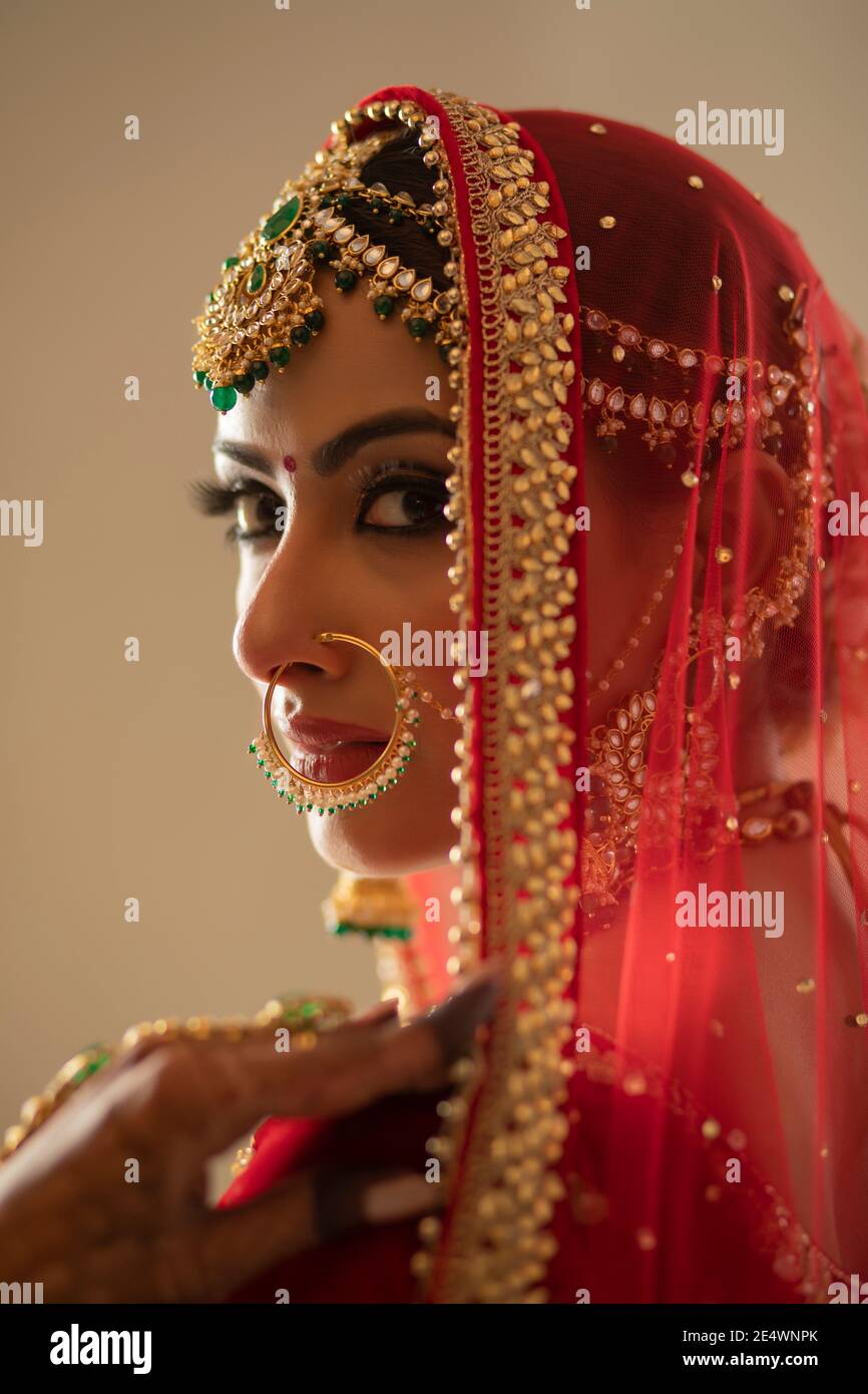 Back view indian bride hi-res stock photography and images - Alamy