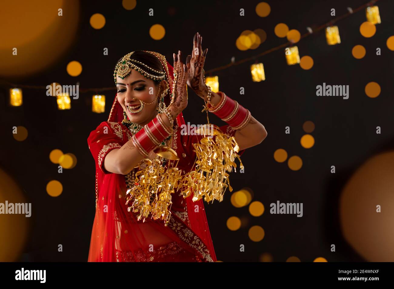 Clapping wedding hi-res stock photography and images - Alamy