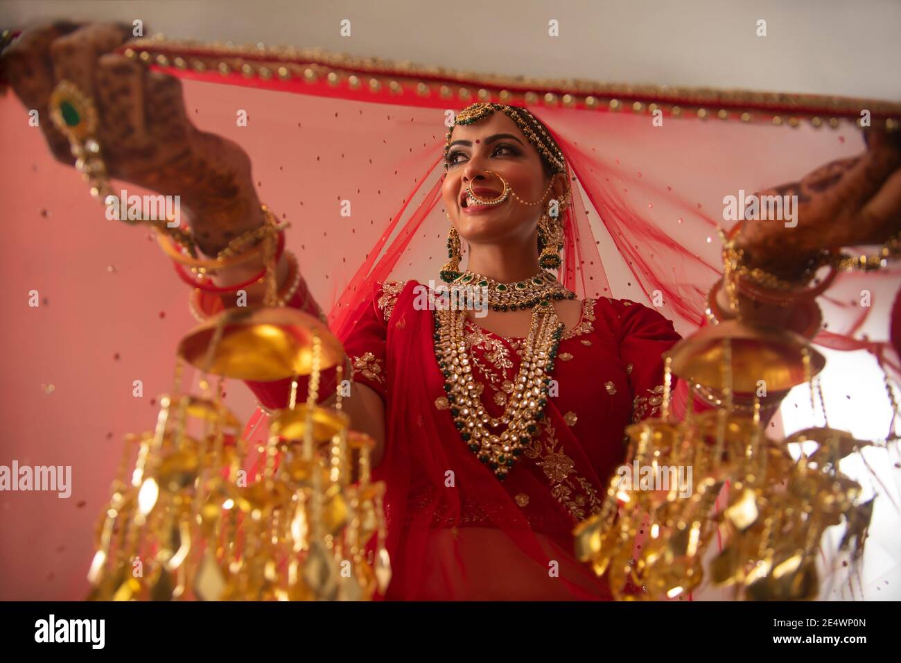 Indian bride wearing traditional Indian Jewellery Stock Photo - Alamy