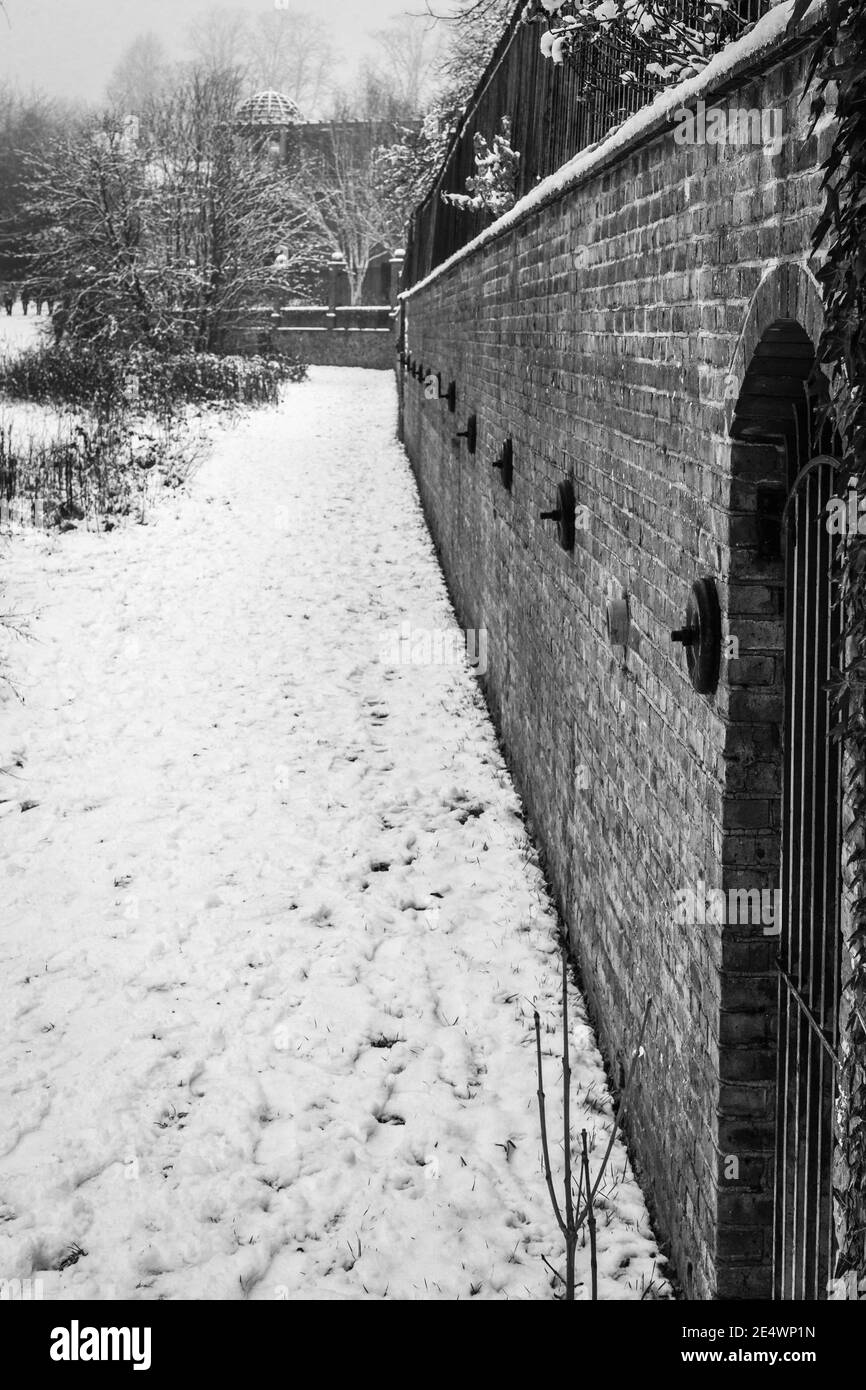 Winter english garden Black and White Stock Photos & Images - Alamy