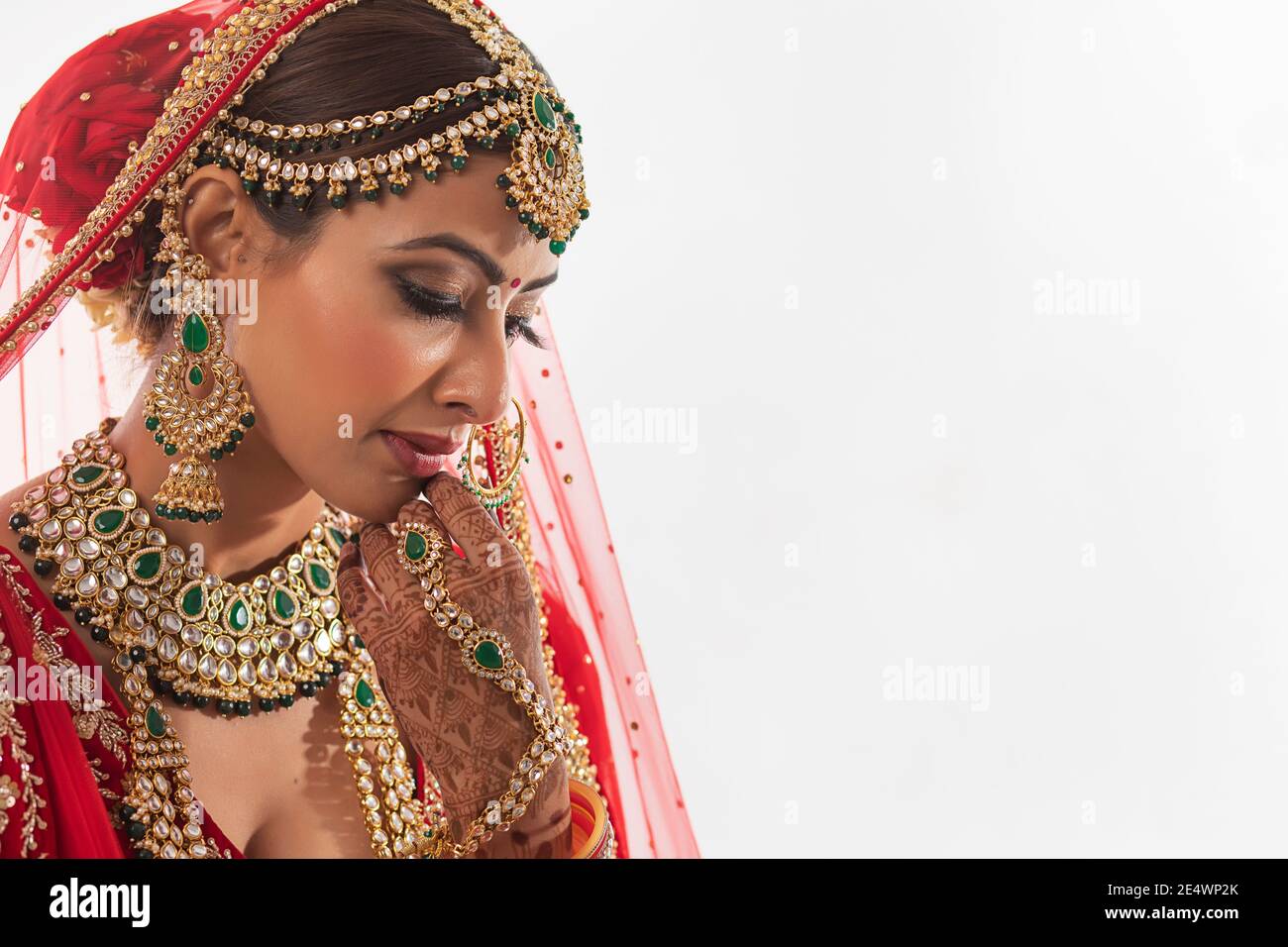 Indian bride wearing traditional jewellery Stock Photo - Alamy
