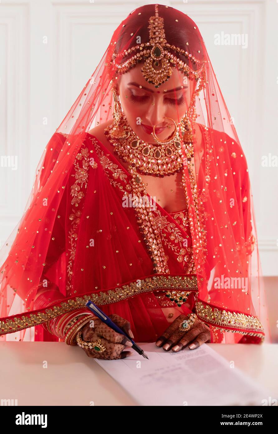 Bride signing documents hi-res stock photography and images - Alamy