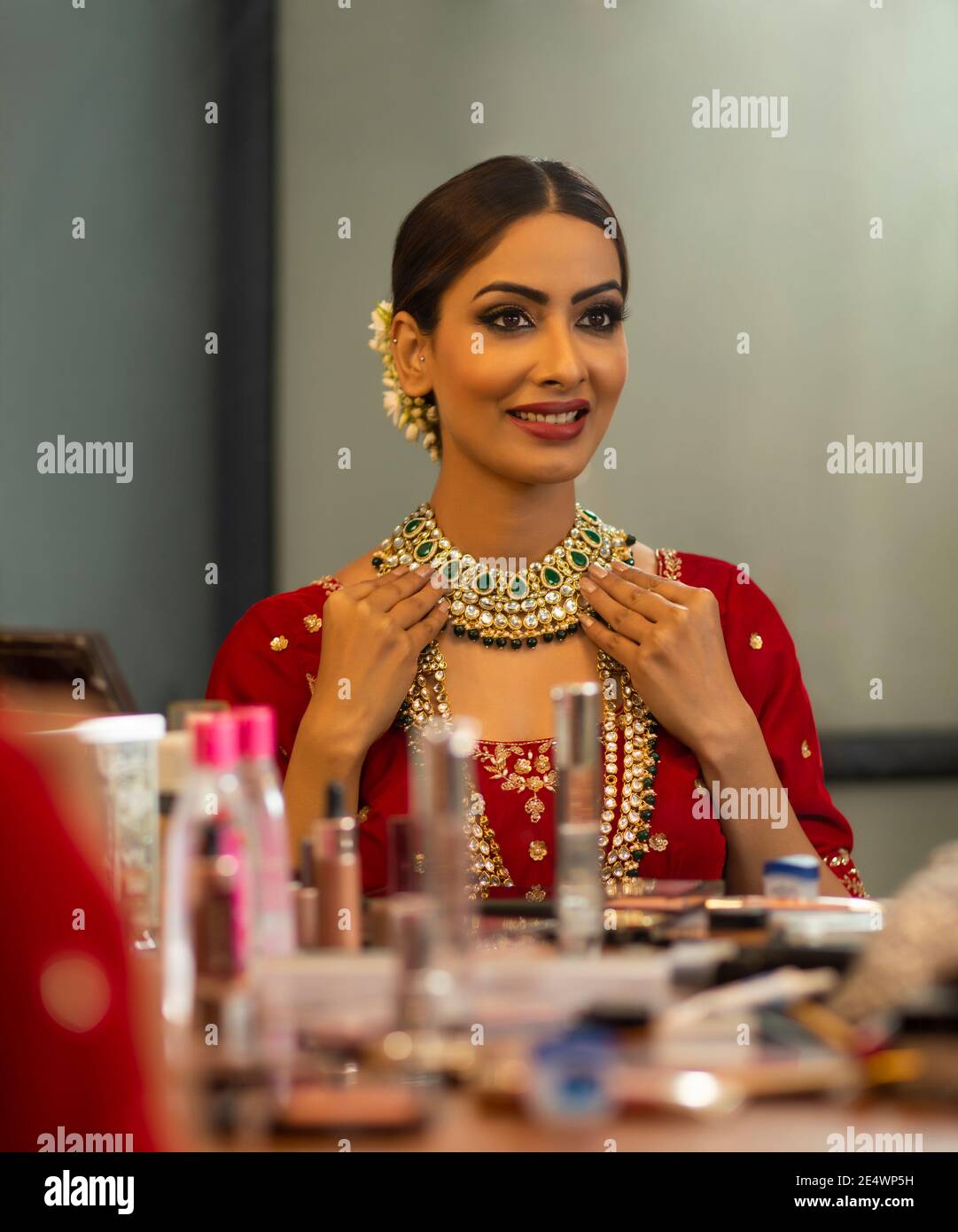 Bride looking into mirror hi-res stock photography and images - Alamy
