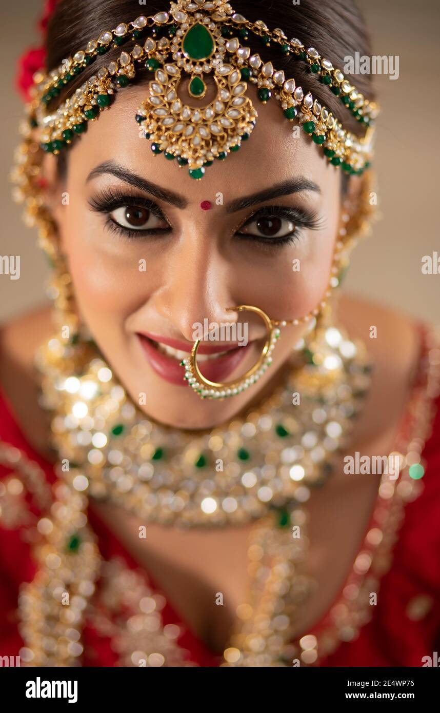 Beautiful indian bride dressed in hi-res stock photography and images ...