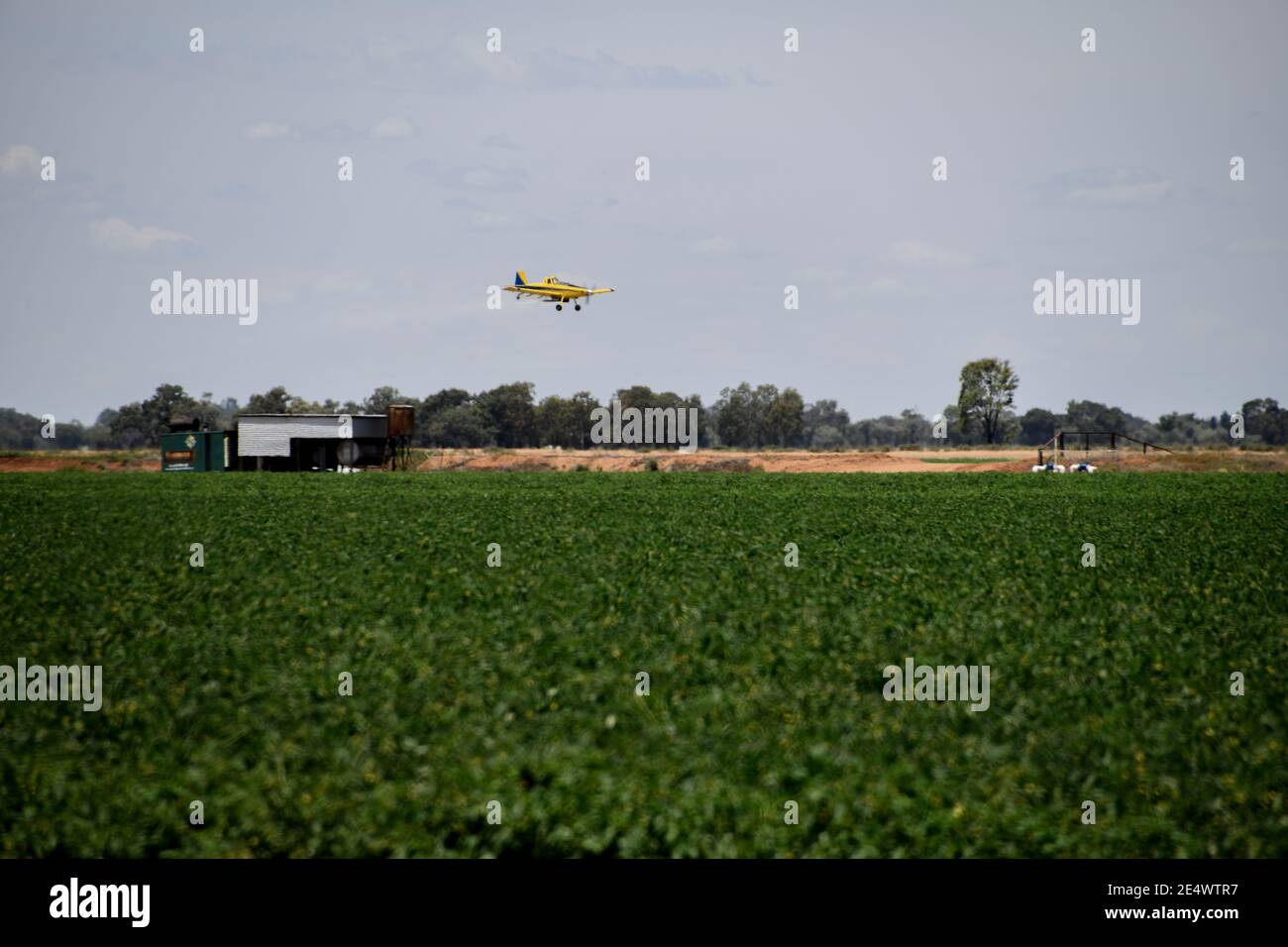 Crop spray airplane aircraft plane hi-res stock photography and images ...