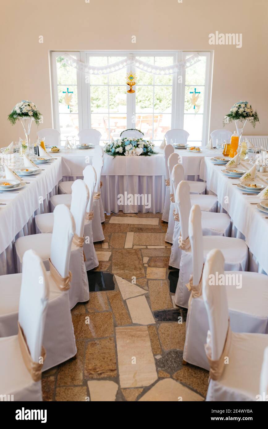 Empty wedding hall ready for guests Stock Photo - Alamy