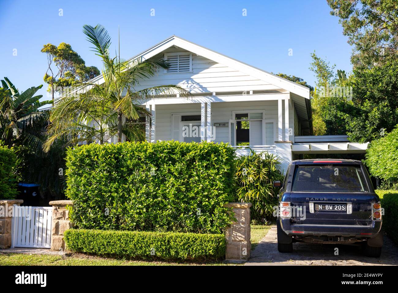 Range rover wales hi-res stock photography and images - Alamy