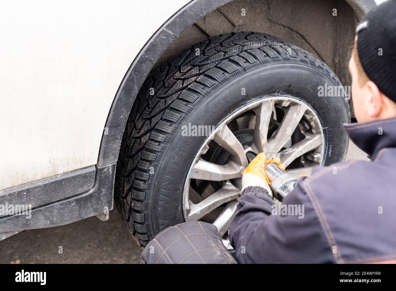 Changing wheel on a car Stock Photo - Alamy