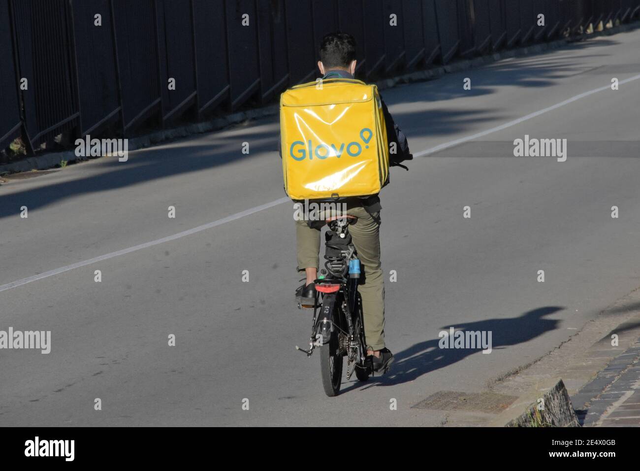 Fast food cyclist hi-res stock photography and images - Alamy