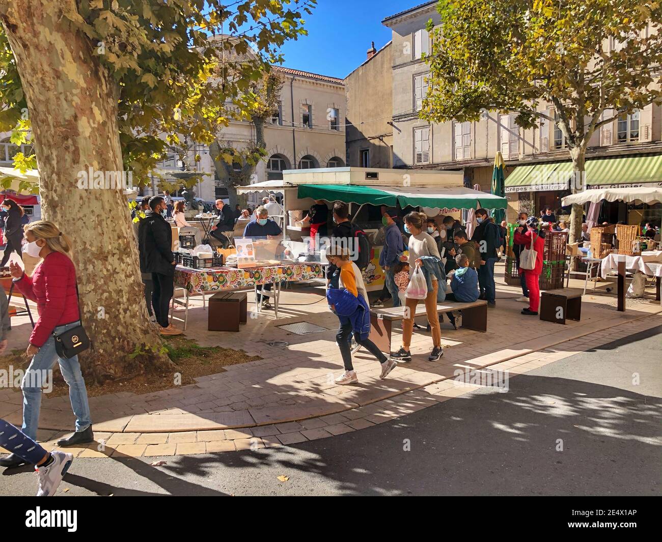 Street vegetable vendors in sun hi-res stock photography and images - Alamy