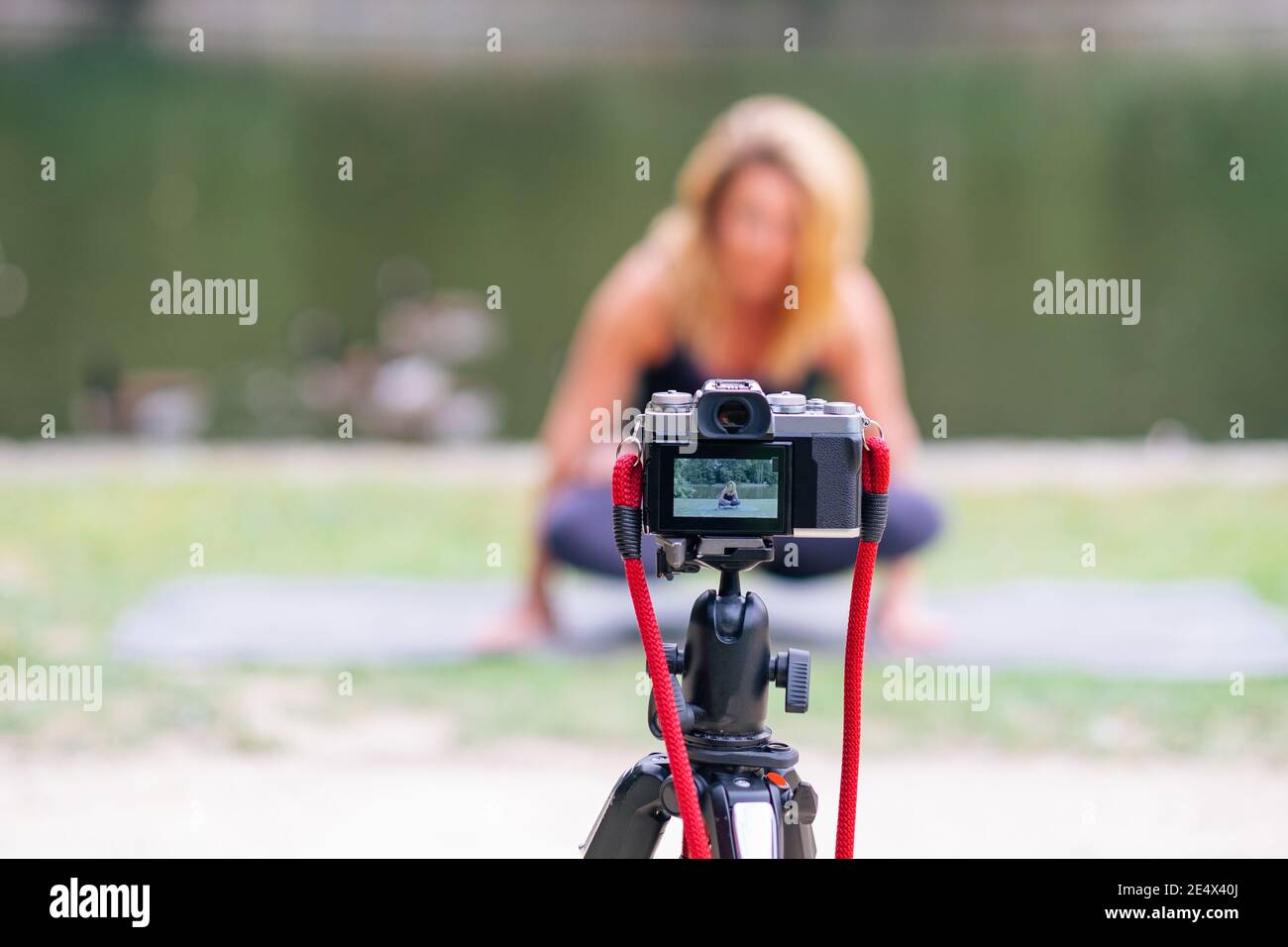 focus in the foreground of a digital camera that captures a defocused ...