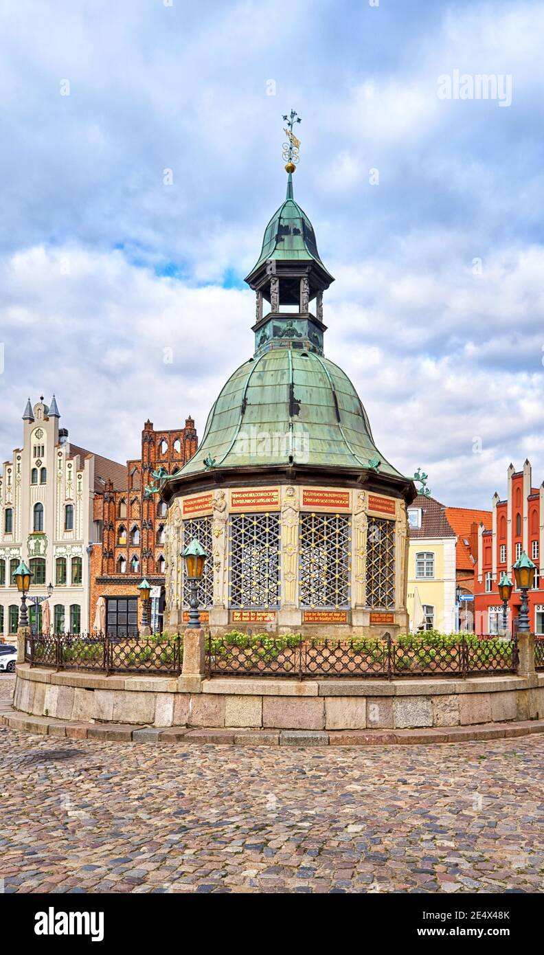Old town of Wismar with the water fountain from 1602 on the market ...
