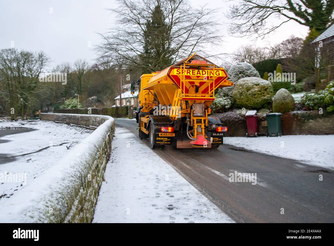 News gritting hi-res stock photography and images - Alamy