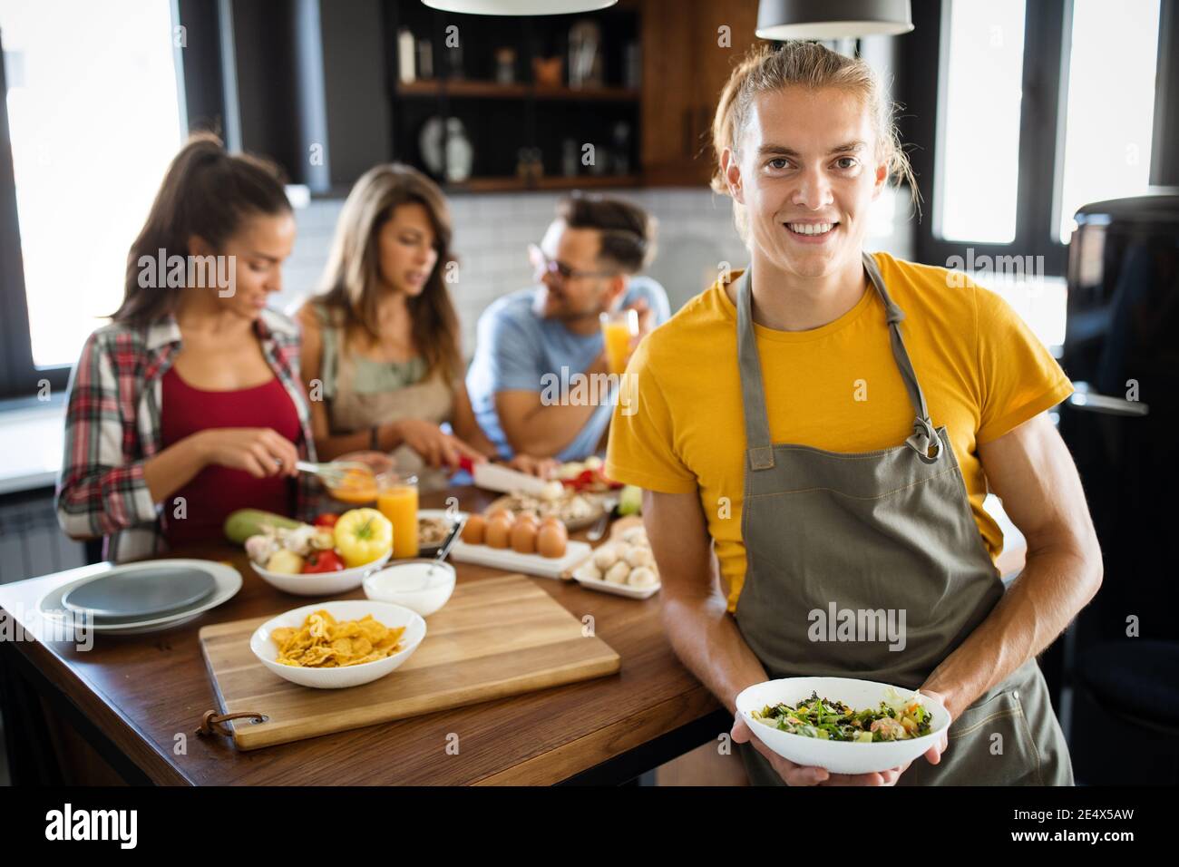 School catering kitchen hi-res stock photography and images - Alamy