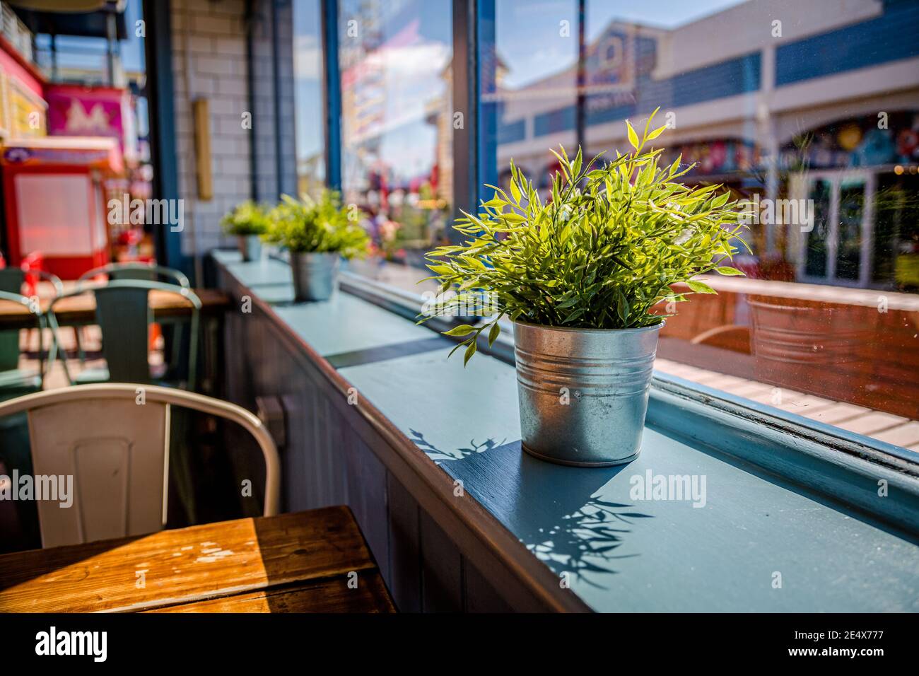 Restaurant interior window table hi-res stock photography and images ...