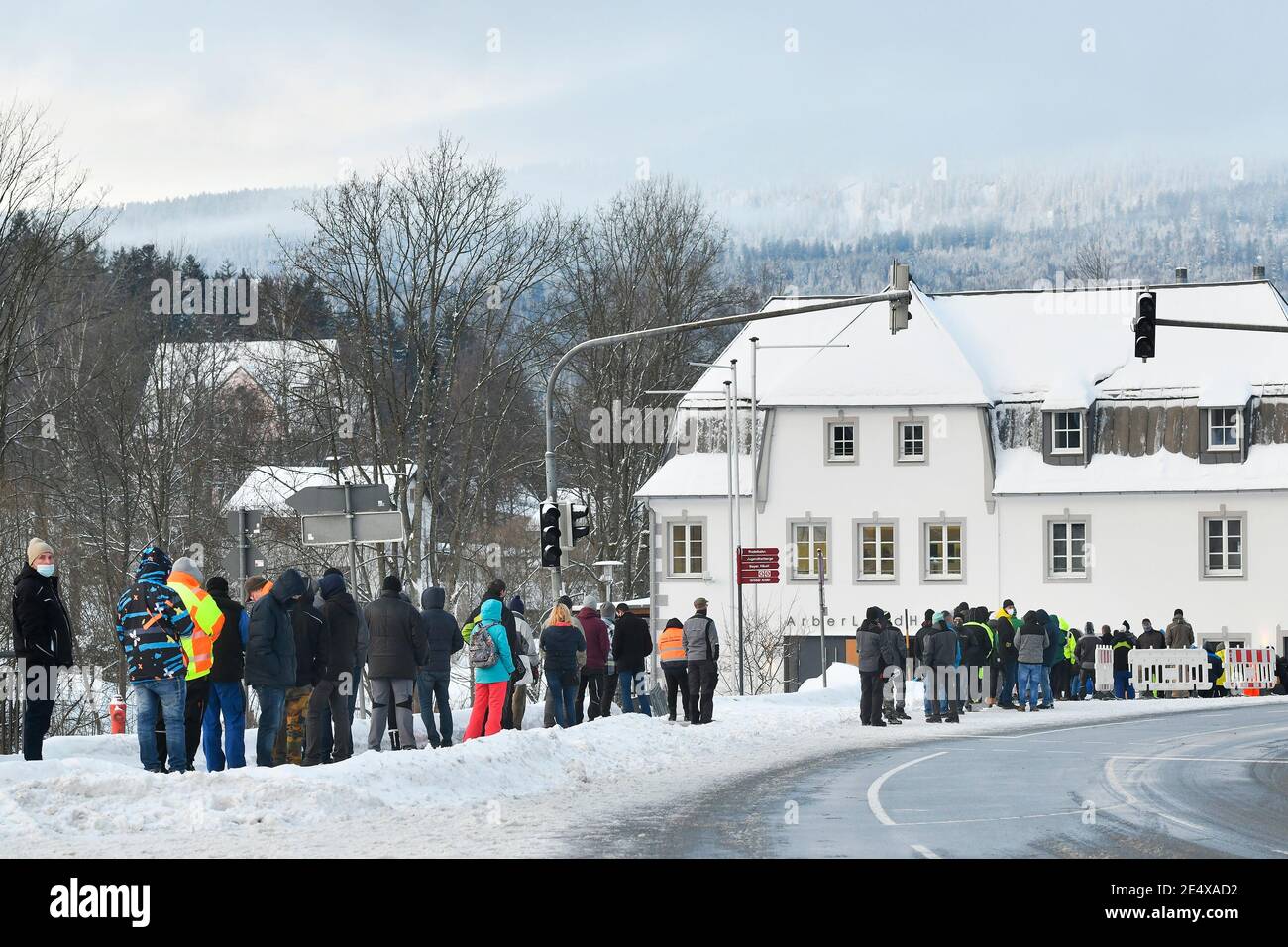 Bavorska Ruda, Germany. 25th Jan, 2021. Queue of commuters waiting for ...