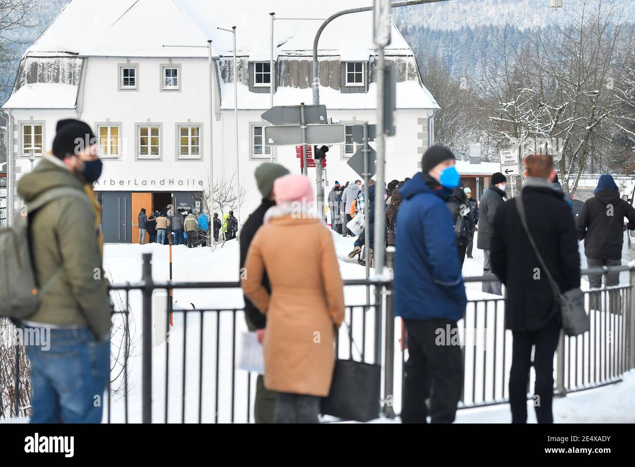 Bavorska Ruda, Germany. 25th Jan, 2021. Queue of commuters waiting for ...