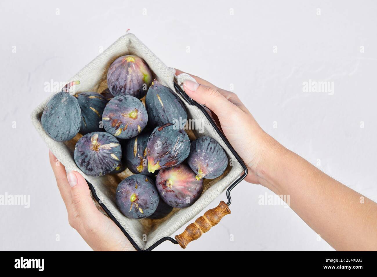 Hands holding figs hi-res stock photography and images - Alamy
