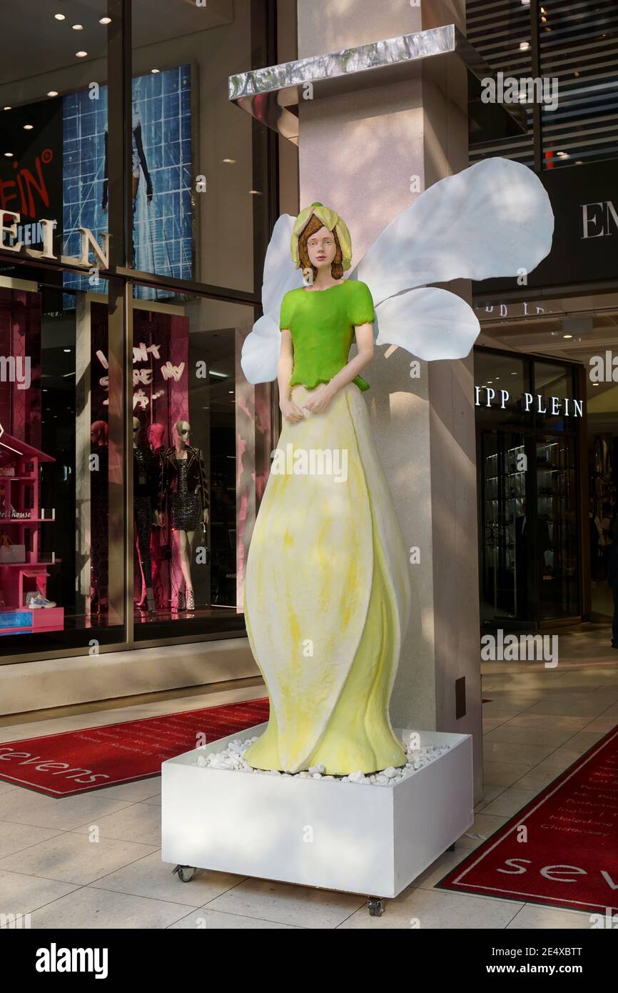 Shopping mall art artwork hi-res stock photography and images - Alamy