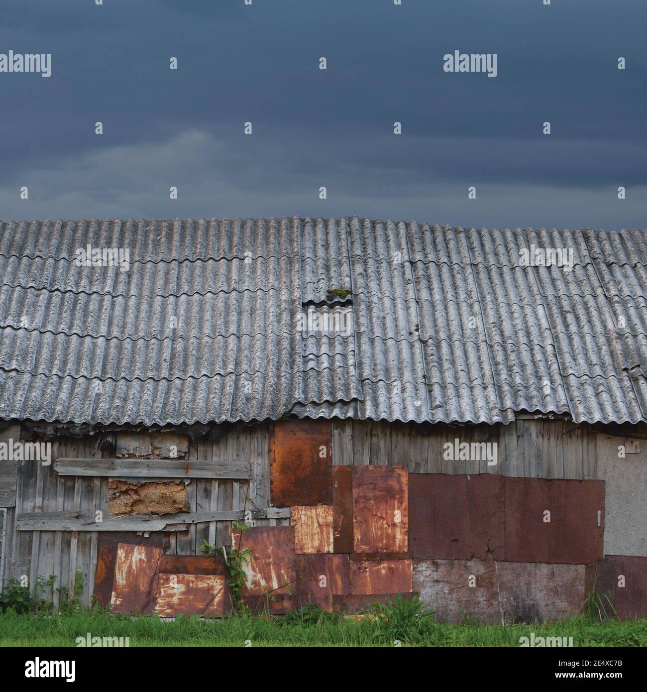 Large wooden shack hi-res stock photography and images - Alamy