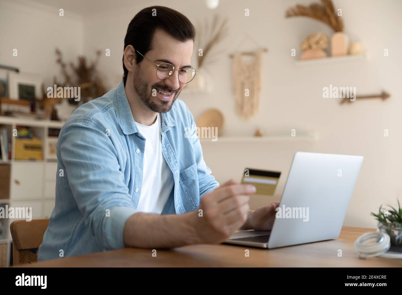 Using e banking hi-res stock photography and images - Alamy