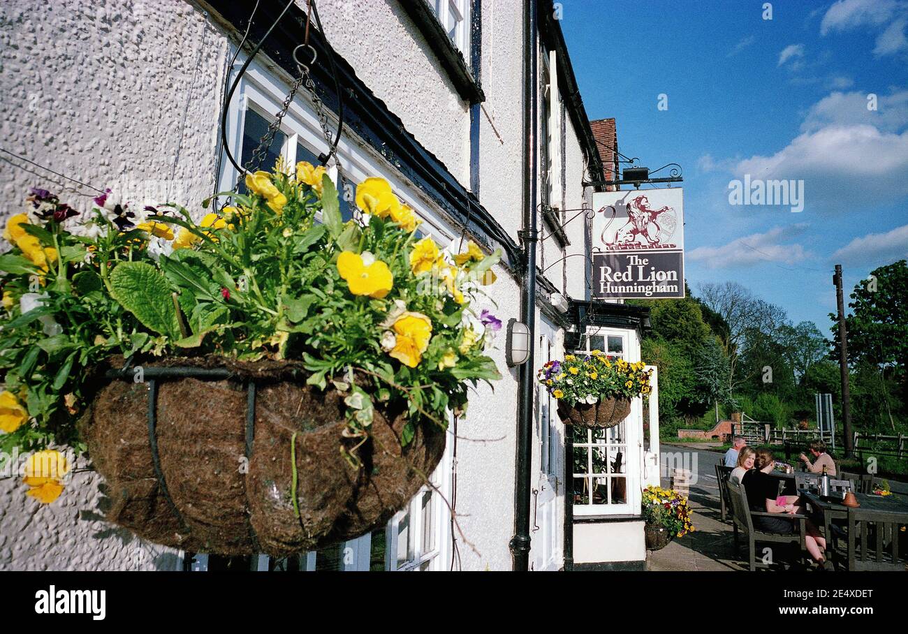 Sign outside the Red Lion Inn Hunningham Stock Photo - Alamy