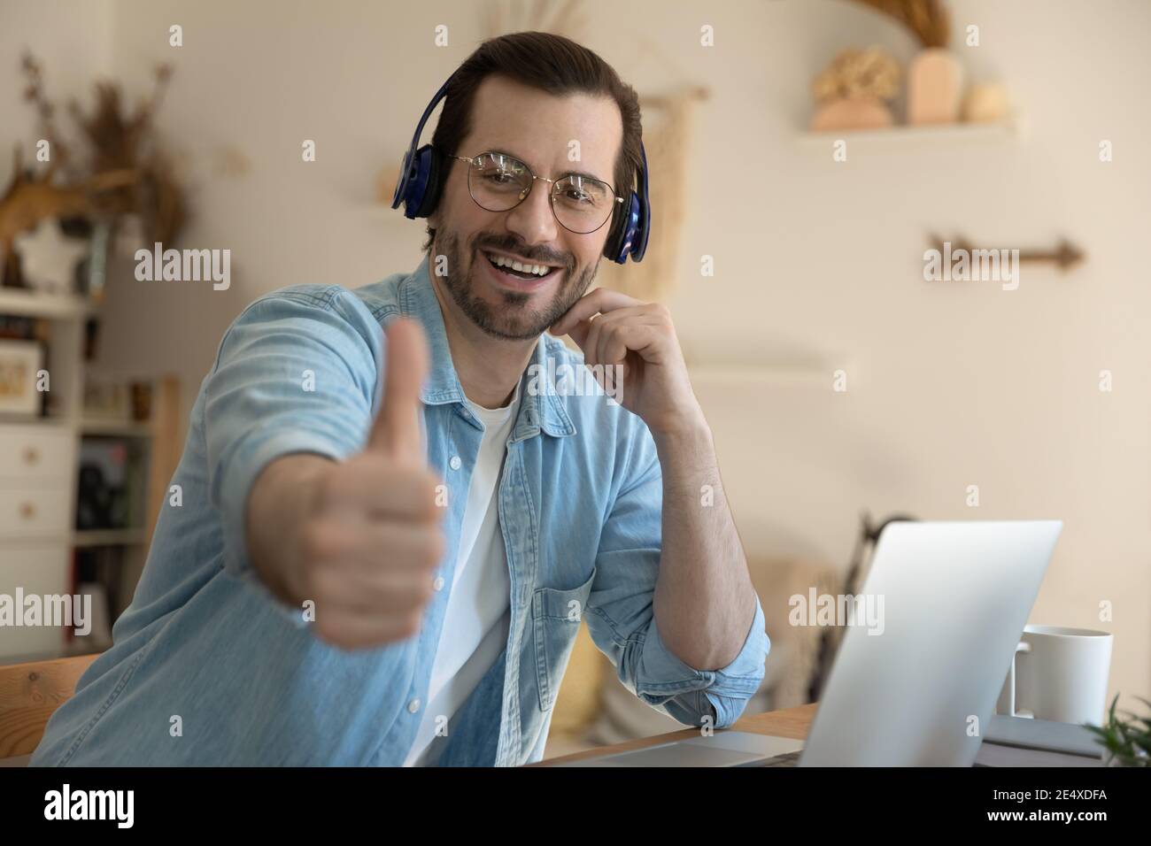 Camera recommending hi-res stock photography and images - Alamy