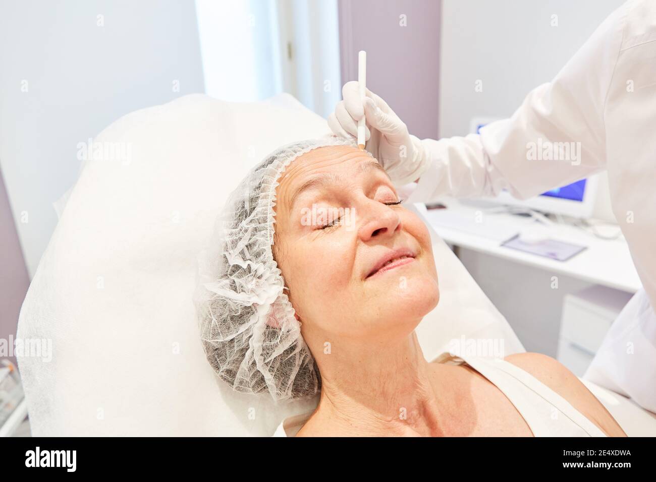 Forehead wrinkles hi-res stock photography and images - Alamy