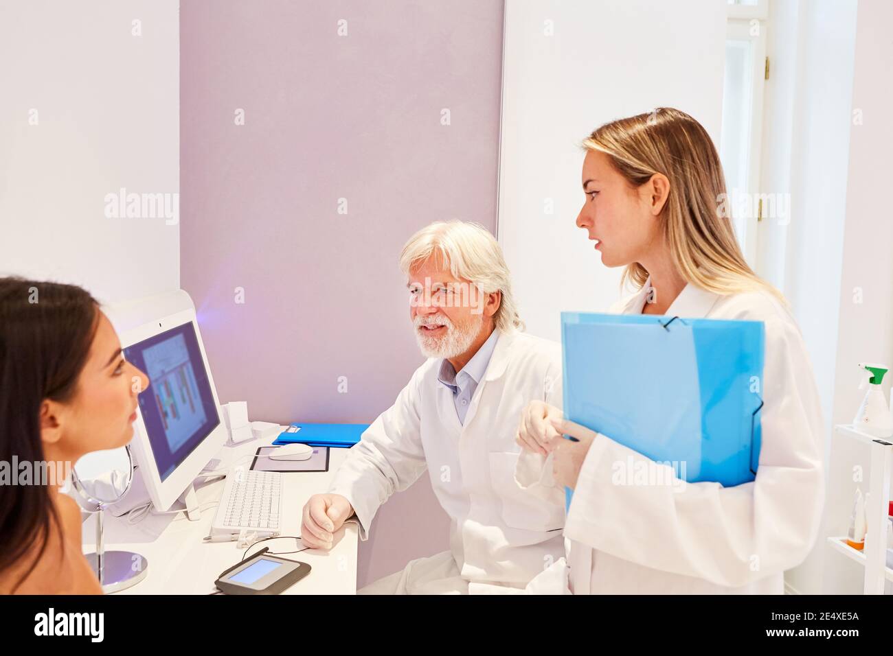 Female doctor patient monitor hi-res stock photography and images - Alamy
