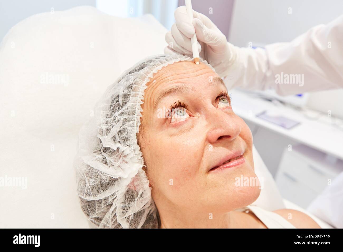 Forehead wrinkles hi-res stock photography and images - Alamy