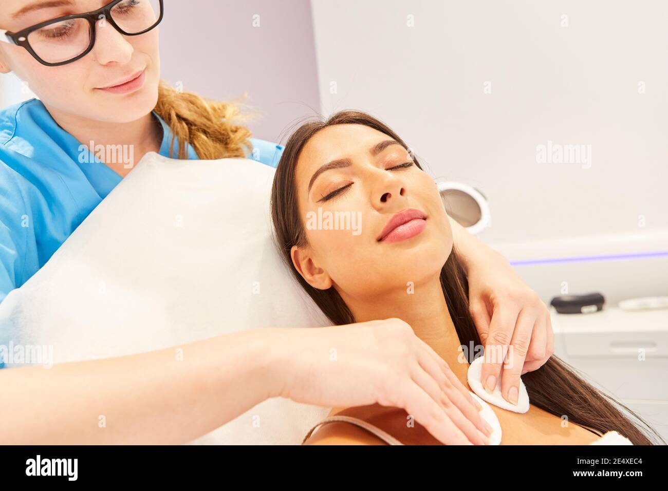 Female cleavage hi-res stock photography and images - Alamy