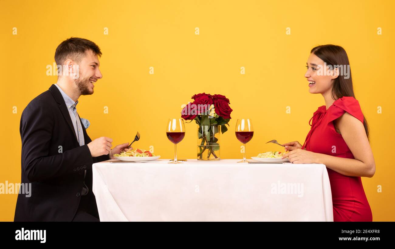Guy at dinner table talking hi-res stock photography and images - Alamy