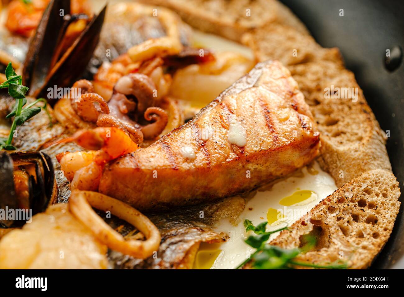 Seafood saute hi-res stock photography and images - Alamy