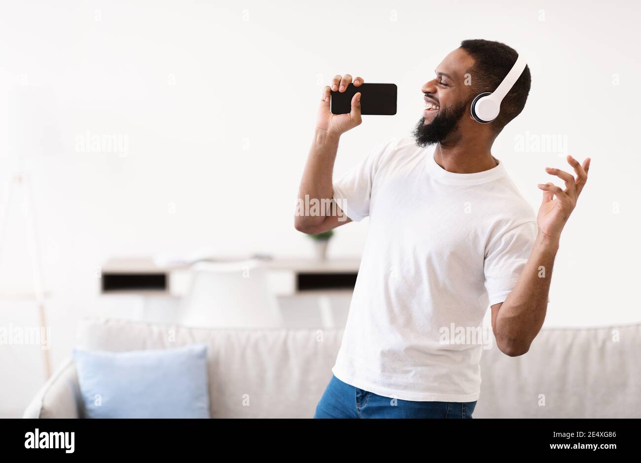 African man singing hi-res stock photography and images - Alamy