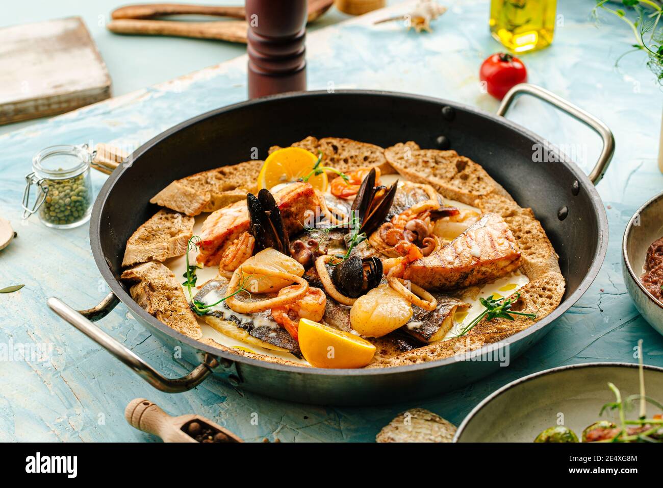 Seafood saute hi-res stock photography and images - Alamy
