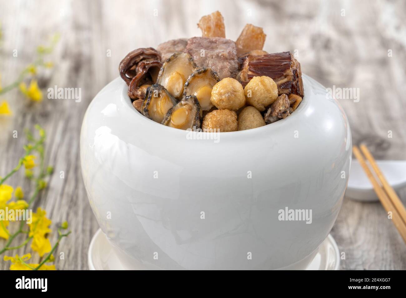 Traditional food of Chinese lunar new year, Buddha jumps over the wall ...