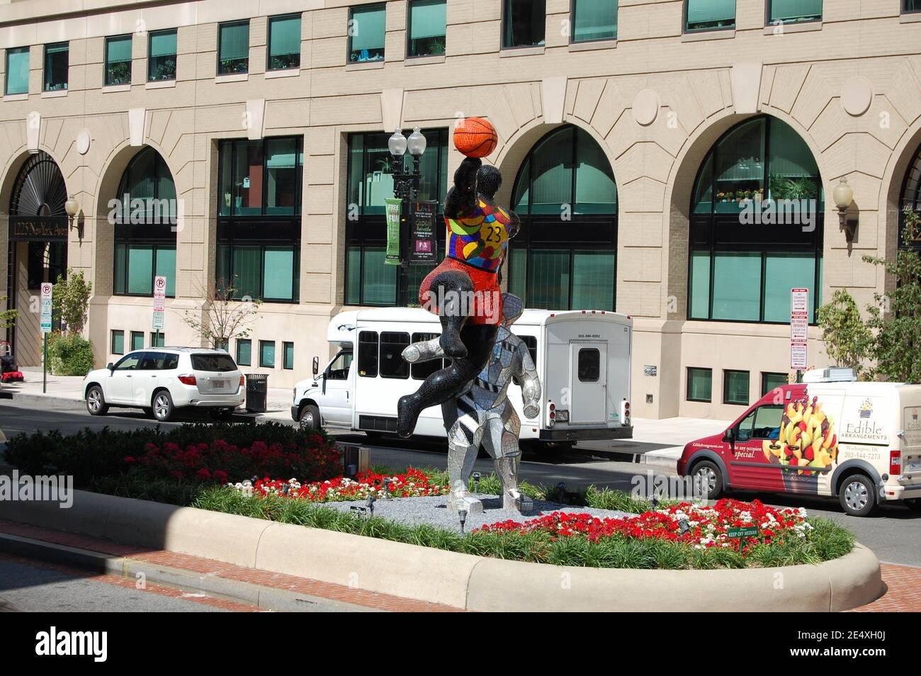 Statue at Washington USA outside bus terminal Stock Photo - Alamy