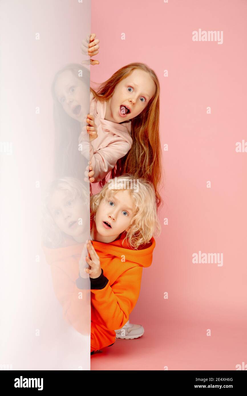 Children peeking out from wall hi-res stock photography and images - Alamy