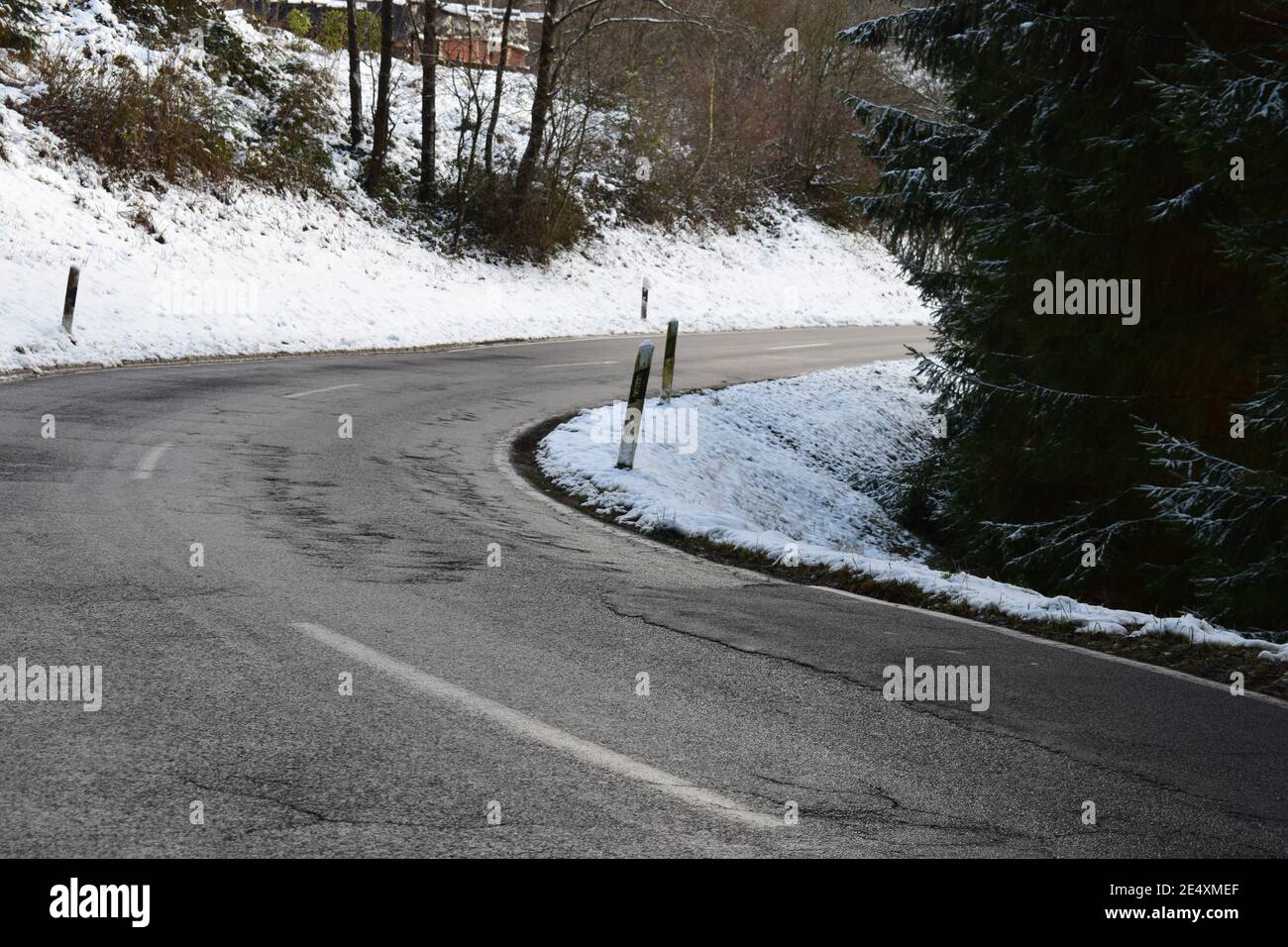 Snowy curvy road traffic hi-res stock photography and images - Alamy