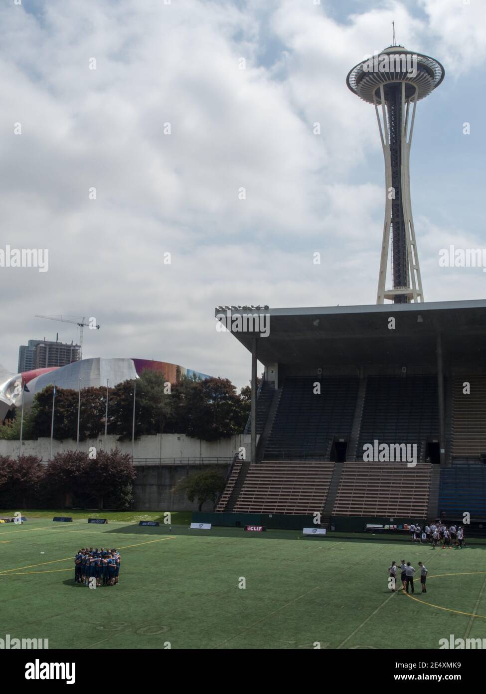 Ultimate frisbee under the Space needle Stock Photo - Alamy