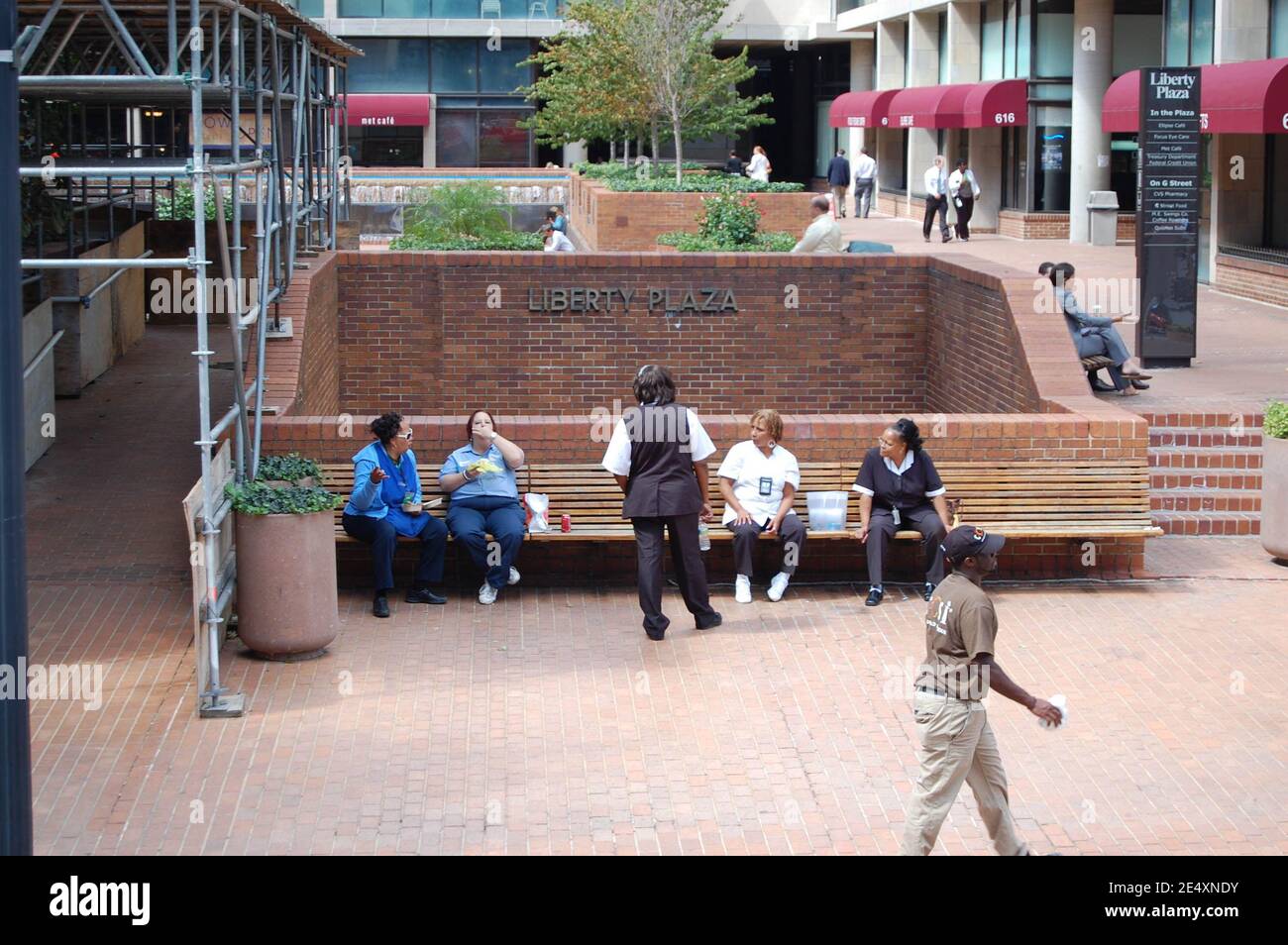 Liberty Plaza Workers resting on a seat in Washington USA seats seating ...