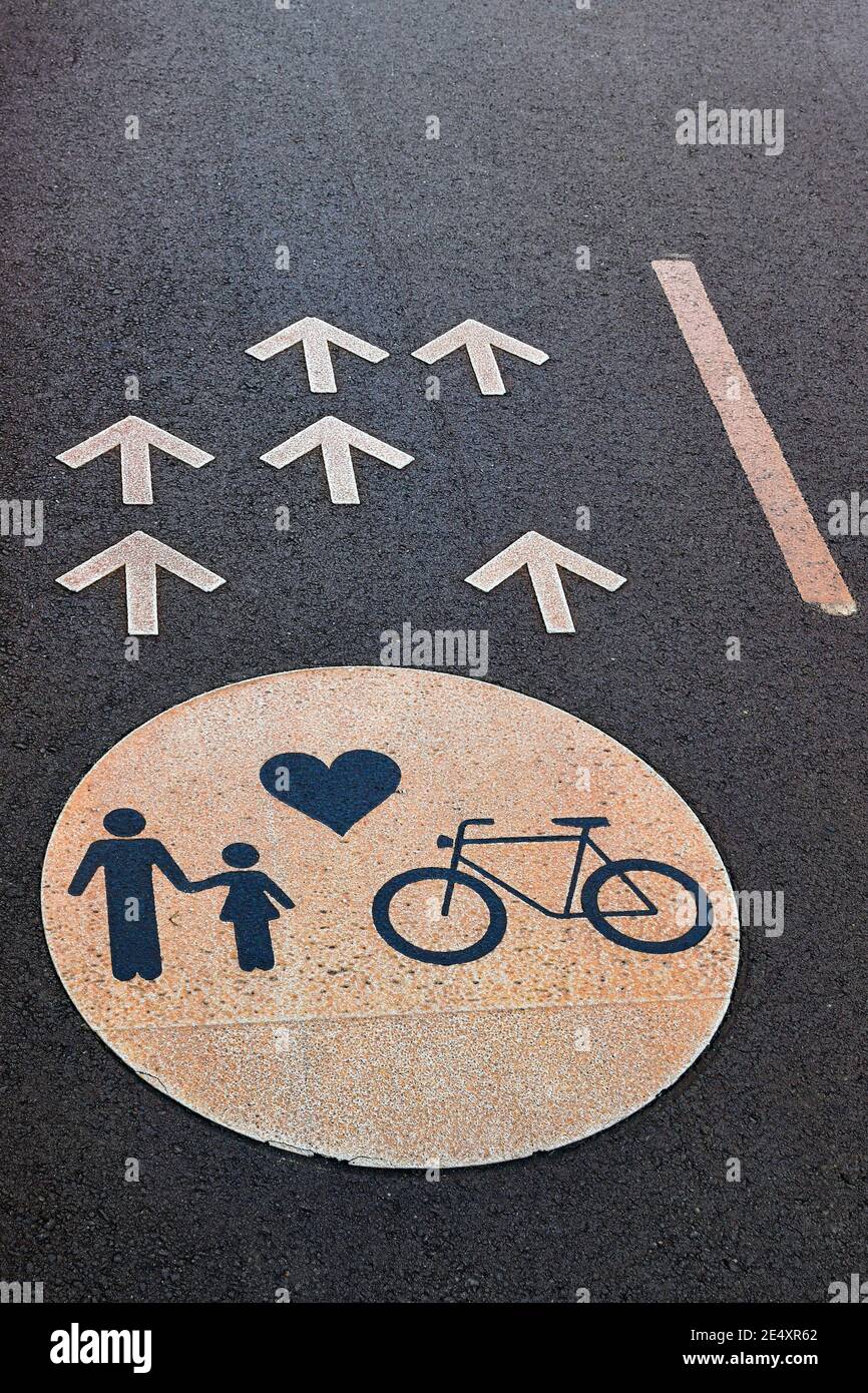 Radweg zeichen zeichen hi-res stock photography and images - Alamy