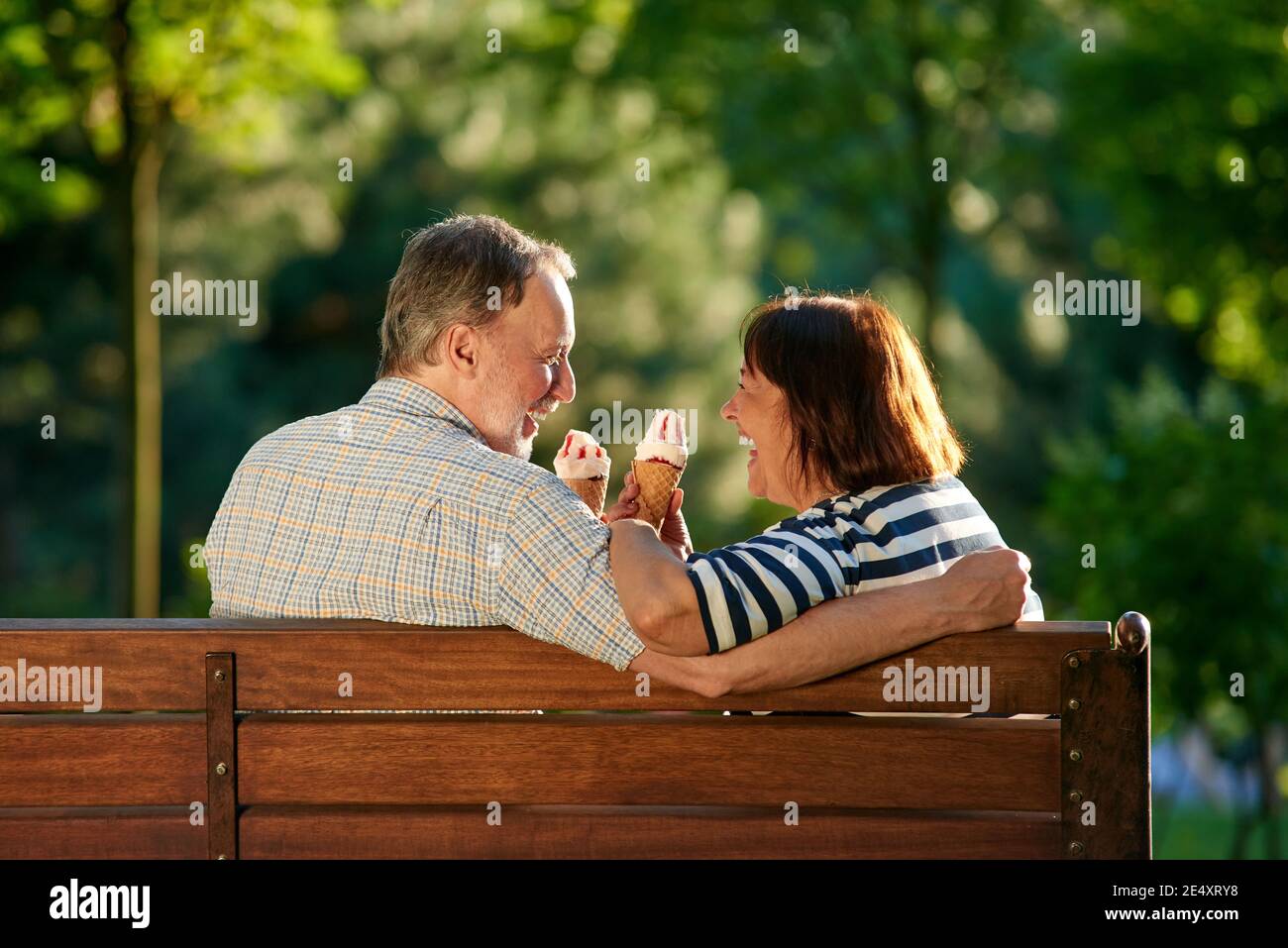 Woman backview bench hi-res stock photography and images - Alamy