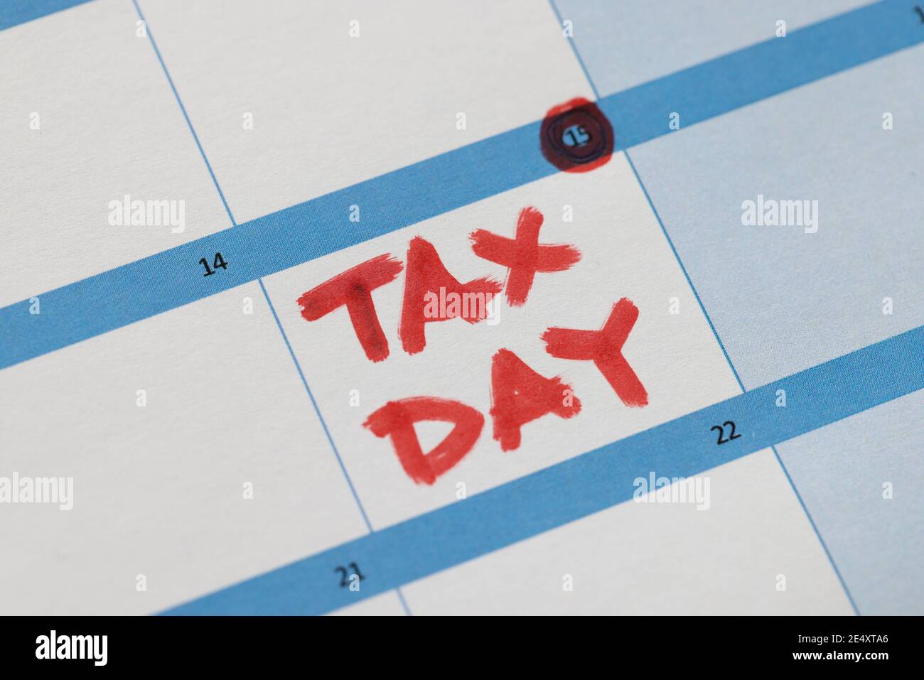 Date of tax filing is marked in red on calendar Stock Photo - Alamy